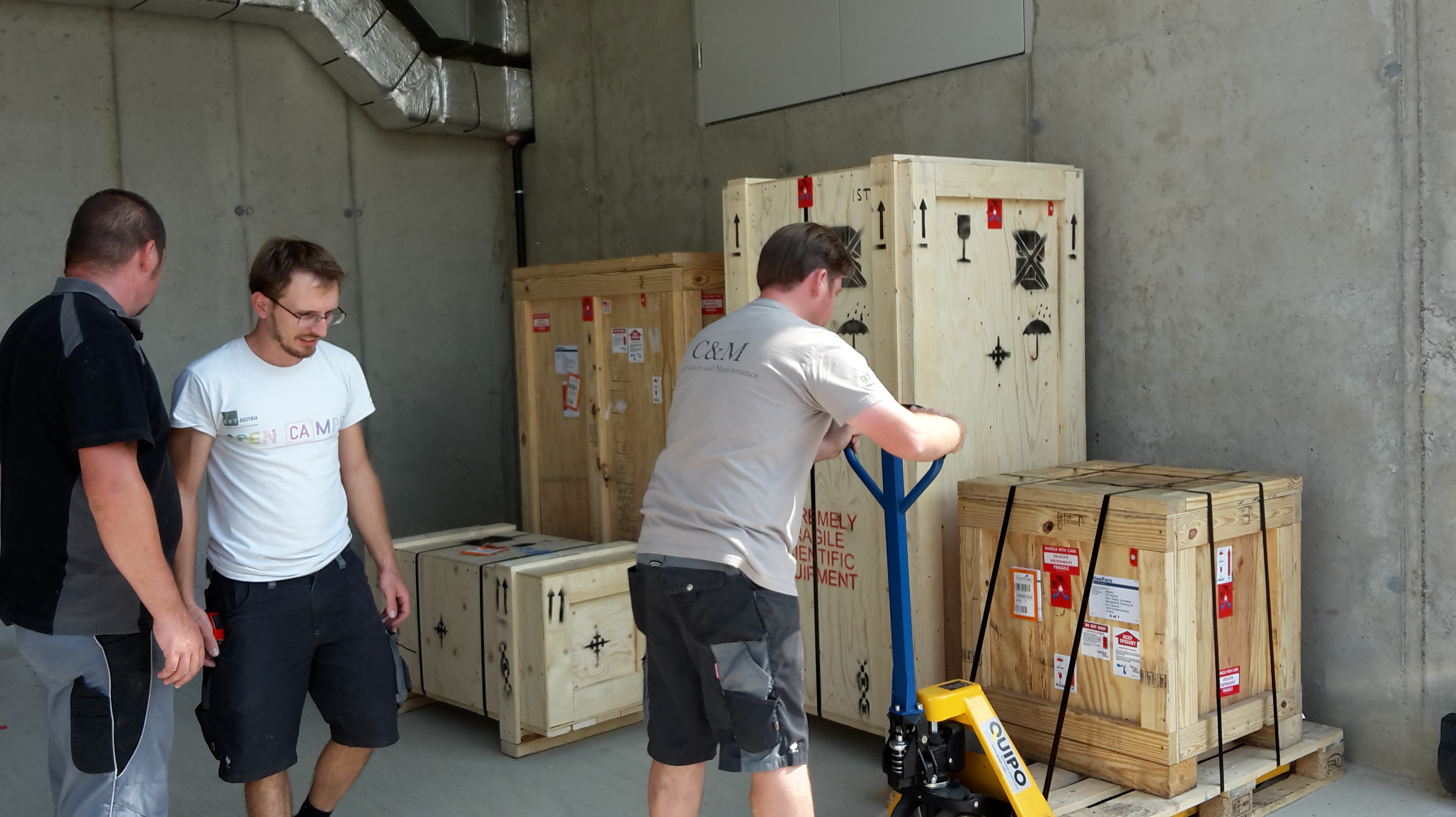 The Bluefors fridge arrived! | nanoelectronics group